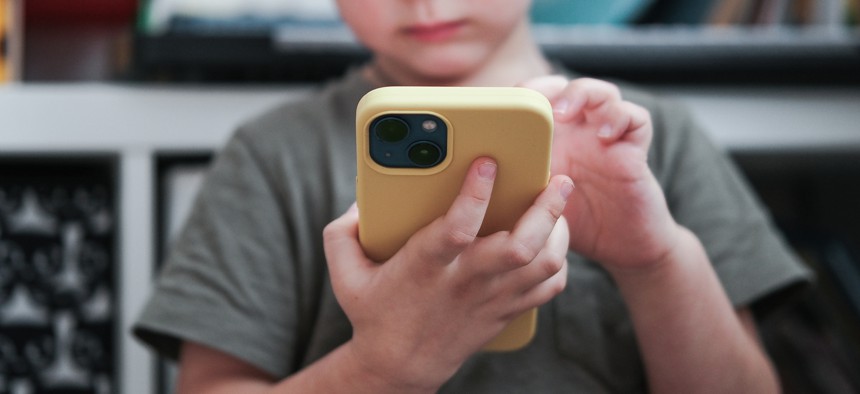Feds intensify screen time scrutiny in schools - Route Fifty